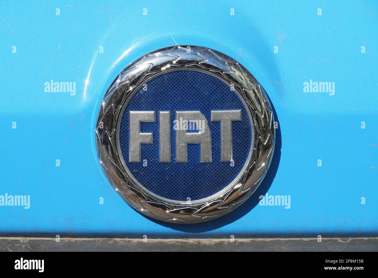 Fiat logo blue hi-res stock photography and images - Alamy