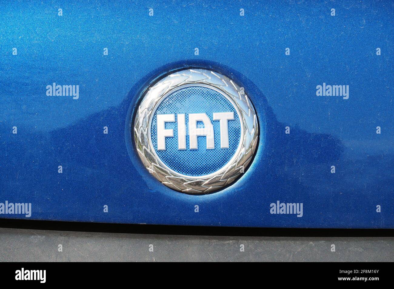 Fiat logo blue hi-res stock photography and images - Alamy