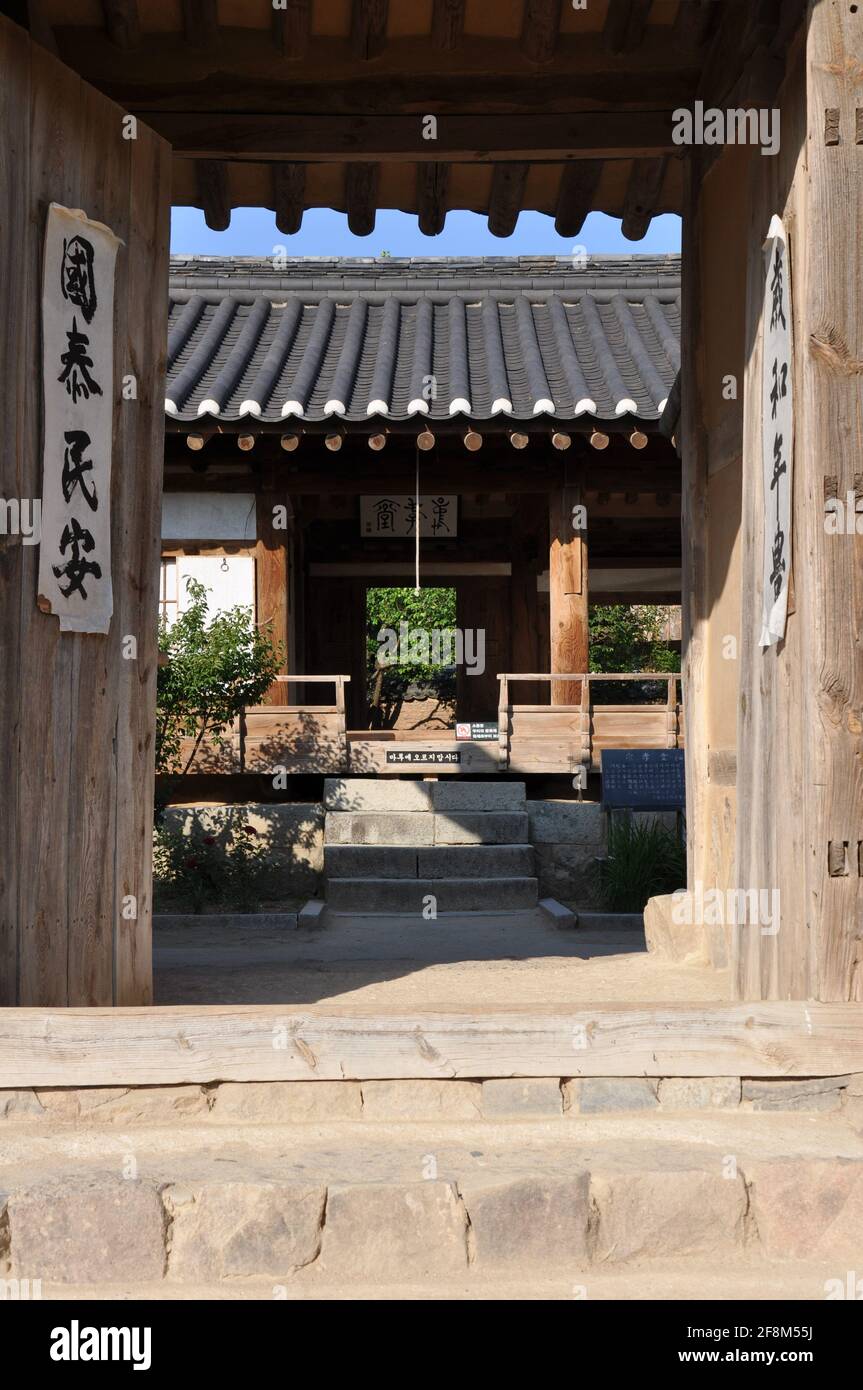 Hanok courtyard hi-res stock photography and images - Alamy