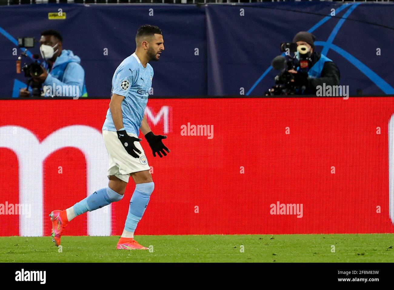Uefa champions league quarter final leg one football match hi-res stock ...