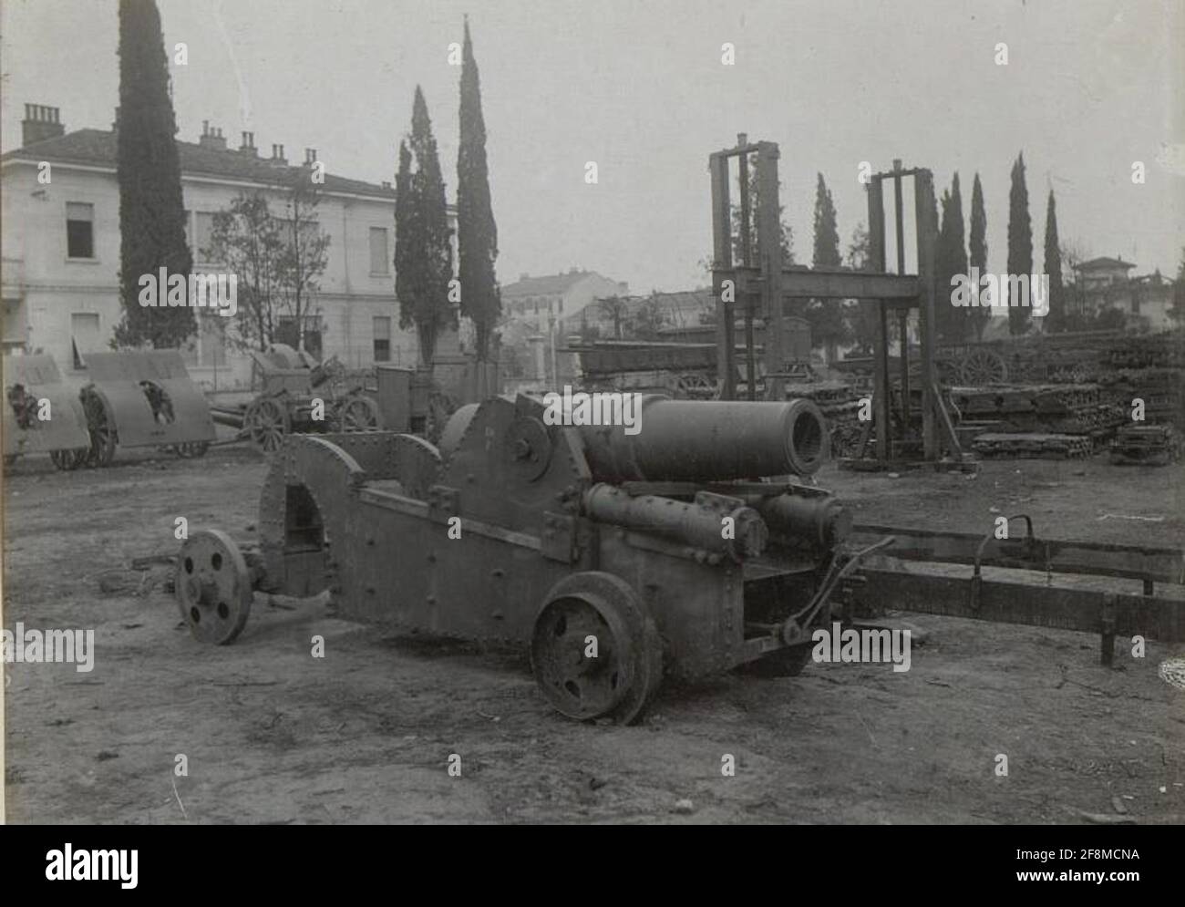 28cm mortar with lift in the background: Görz, parking, at the end of ...