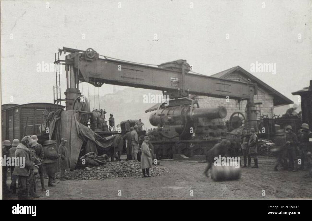 Heavy artillery gun hi-res stock photography and images - Alamy