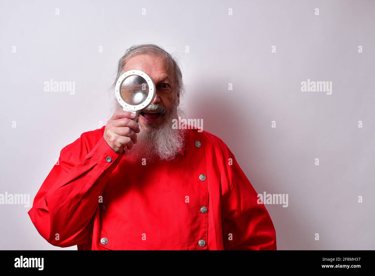 Old man magnifying glass eye hi-res stock photography and images - Alamy