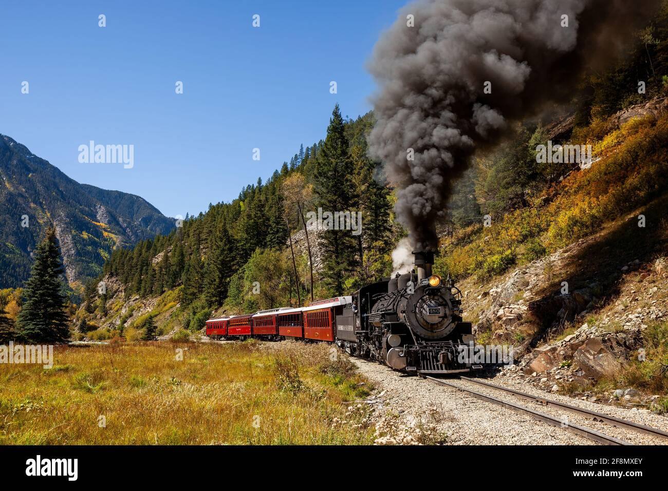 Railroad track around the bend hi-res stock photography and images - Alamy