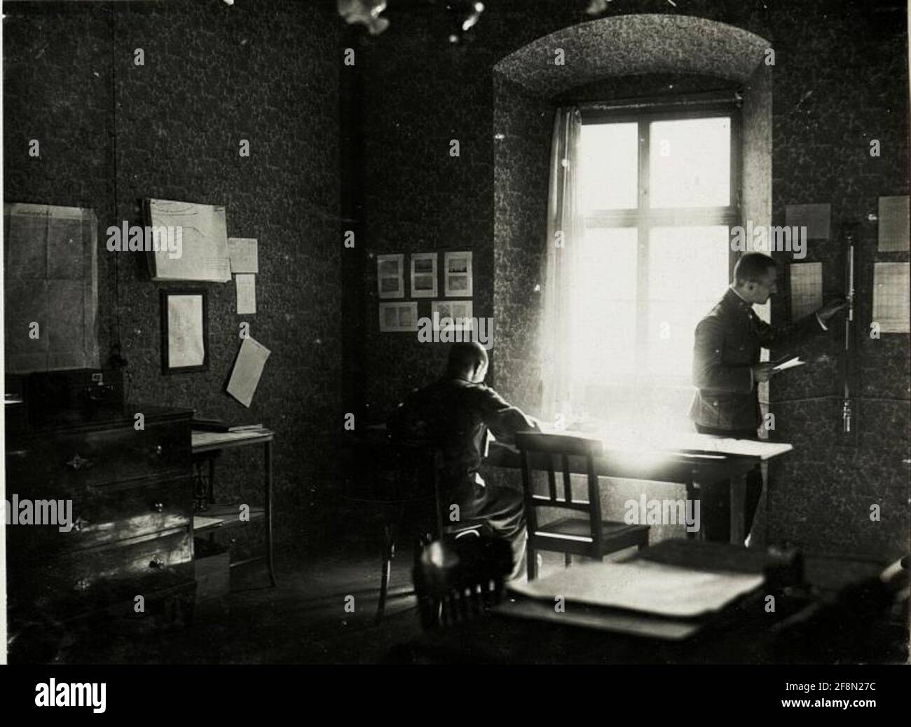 Field weather station X. Chancellery: on the wall Fontinbarometer ...