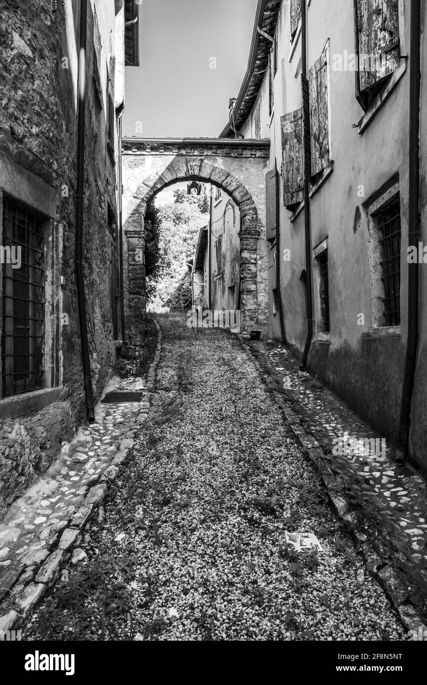 Alley buildings alley Black and White Stock Photos & Images - Alamy