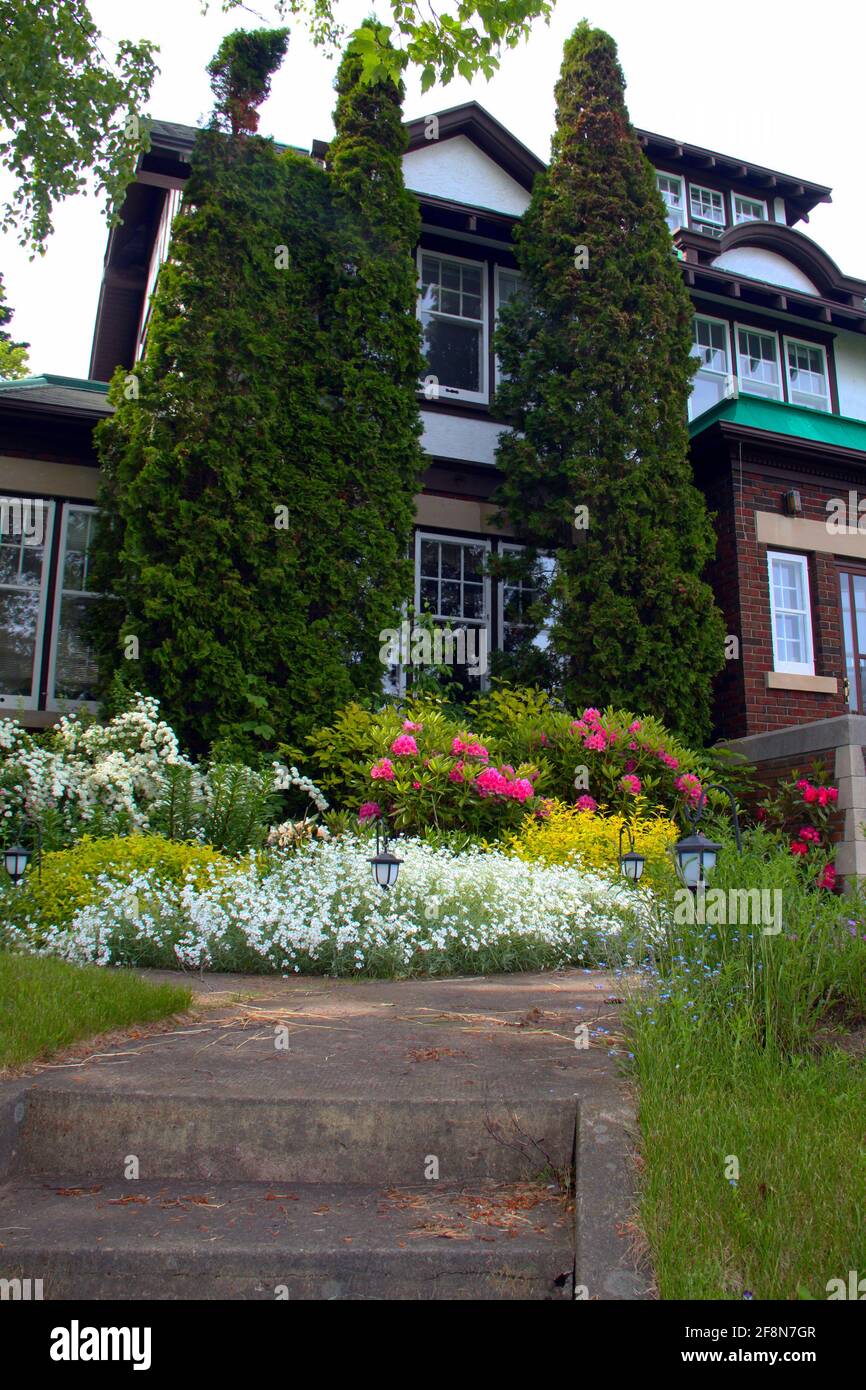 A Tudor styled hundred year old house in summer with front garden Stock ...