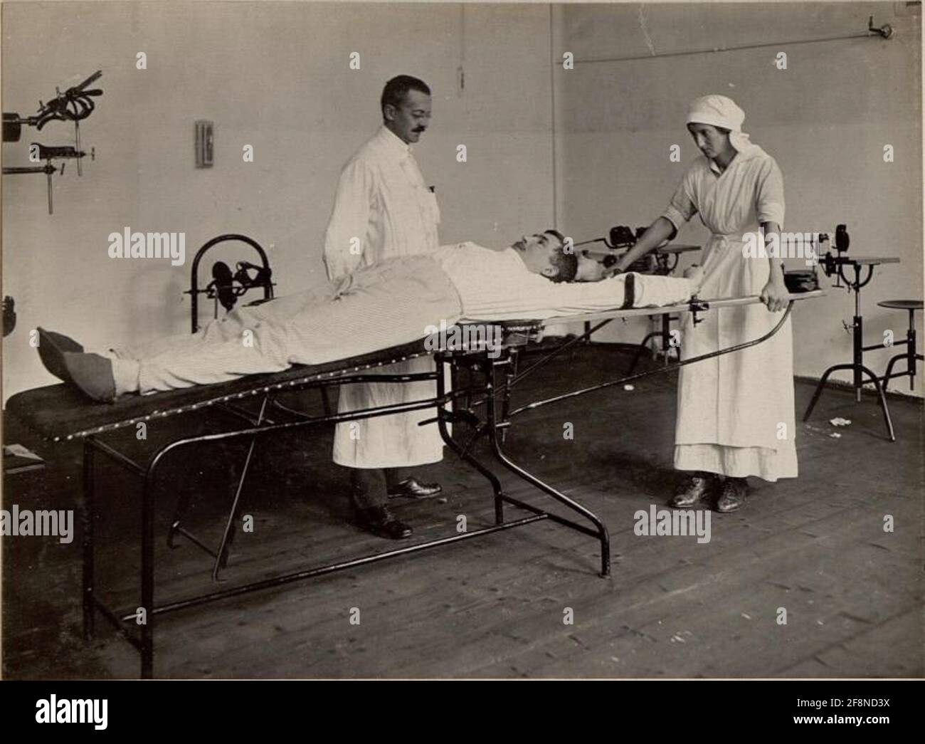 Medically mechanical apparatus for shoulder joints in the Red Cross ...