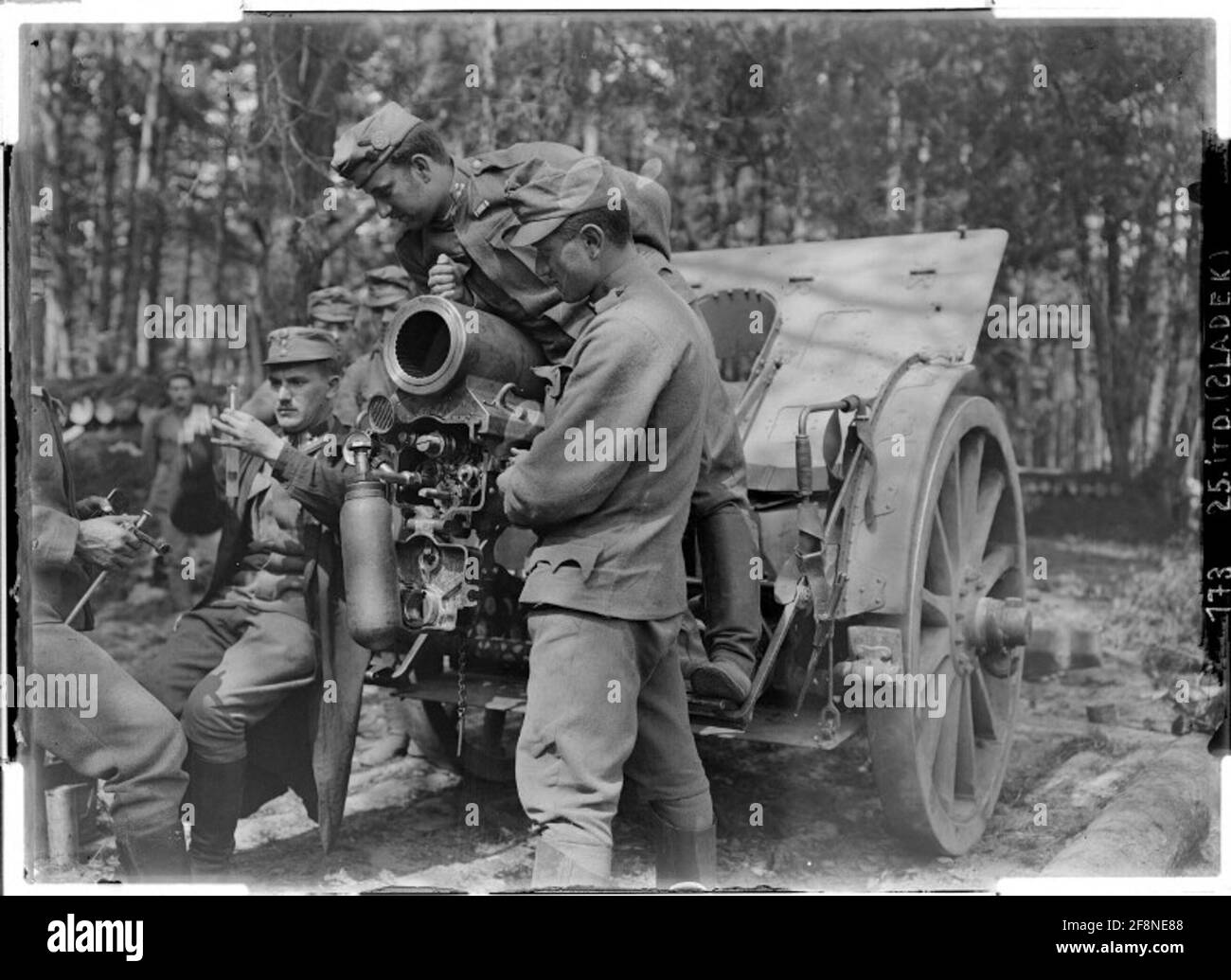 15 cm field howitzer Black and White Stock Photos & Images - Alamy