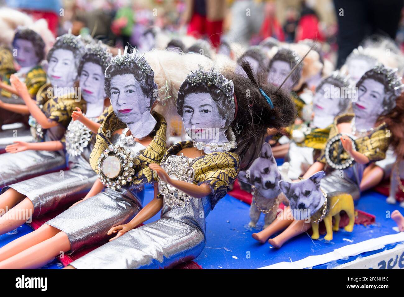Queen elizabeth ii being shown hi-res stock photography and images - Alamy