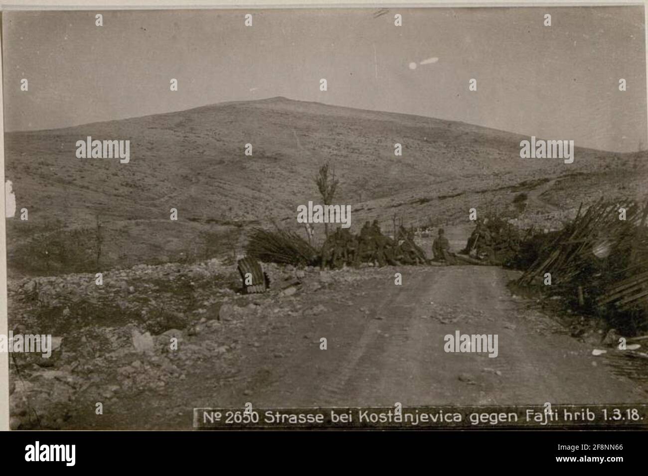 Strasse Bei Kostanjevica Gegen Fajti Hill Stock Photo - Alamy