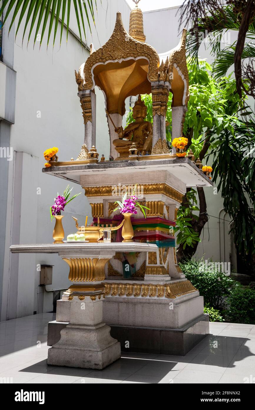 View of a decorated small Buddhist temple on the streets of Bangkok ...