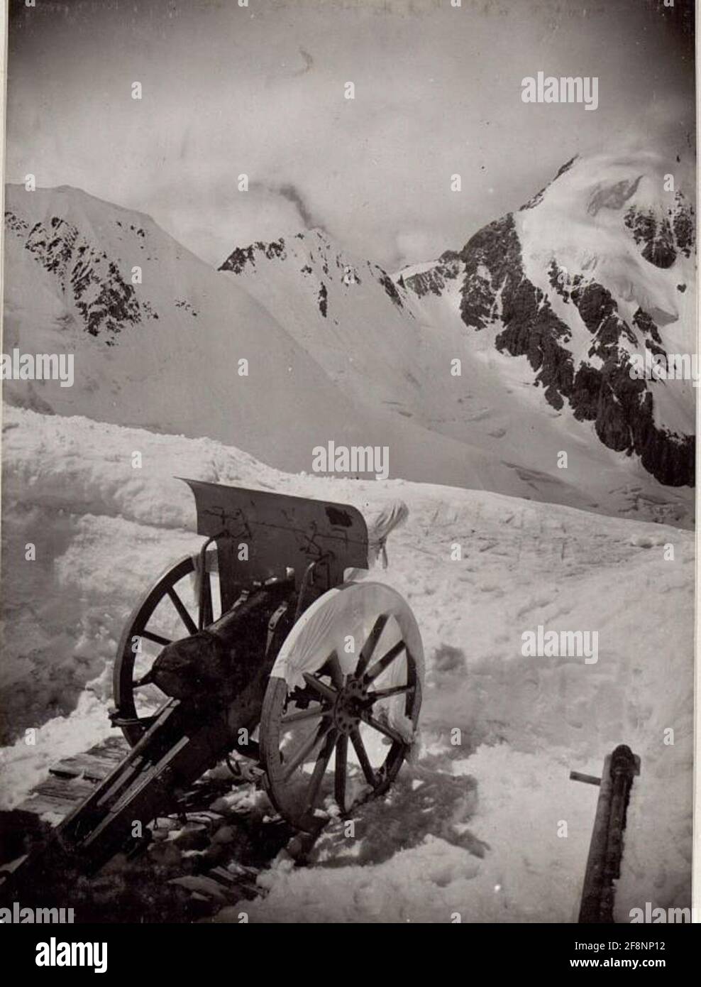 Gun on the ice sea tip, taken in July 1916 Stock Photo - Alamy