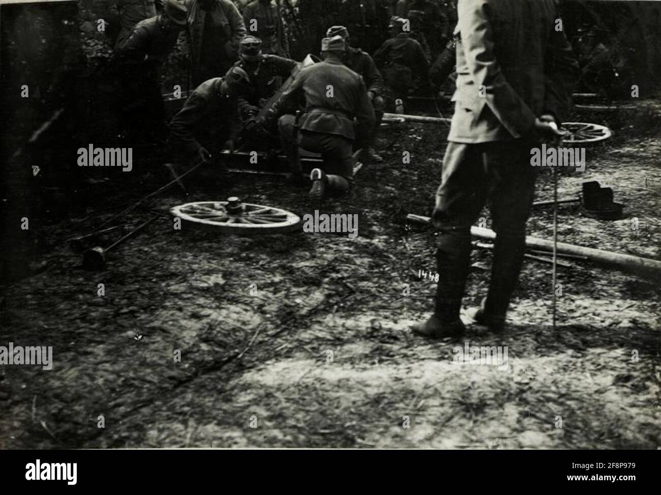 Artillery direct fire hi-res stock photography and images - Alamy