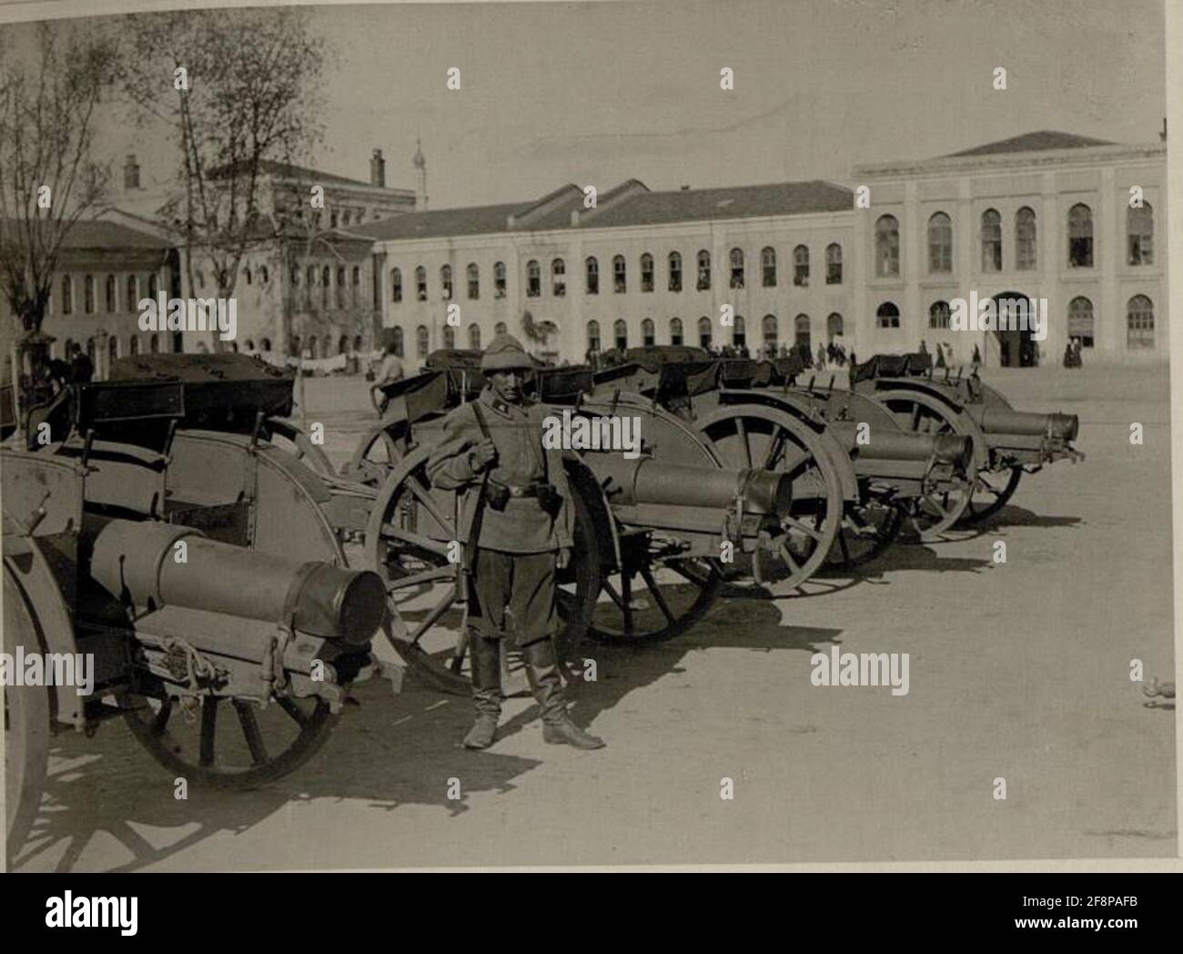 Turkish guards at the pipe weighing of K.U.K. Battery in Taximkaserne ...