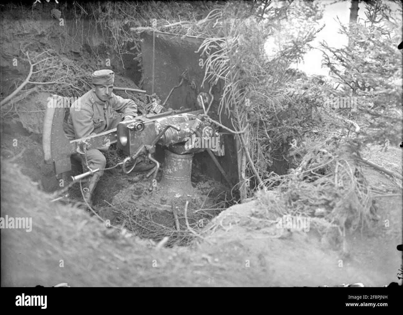Naval gun L / 44. 47mm in position on Ravelnik X. Armeekommando Rohr ...