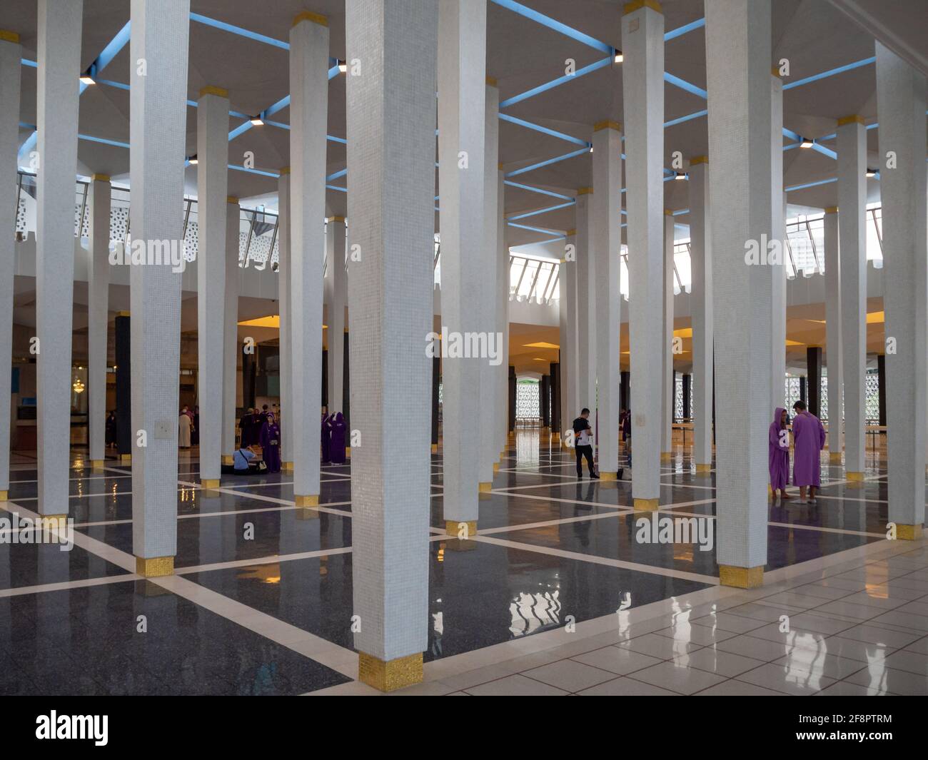 Kuala Lumpur, Mlaysia : National Mosque of Malaysia interior ...
