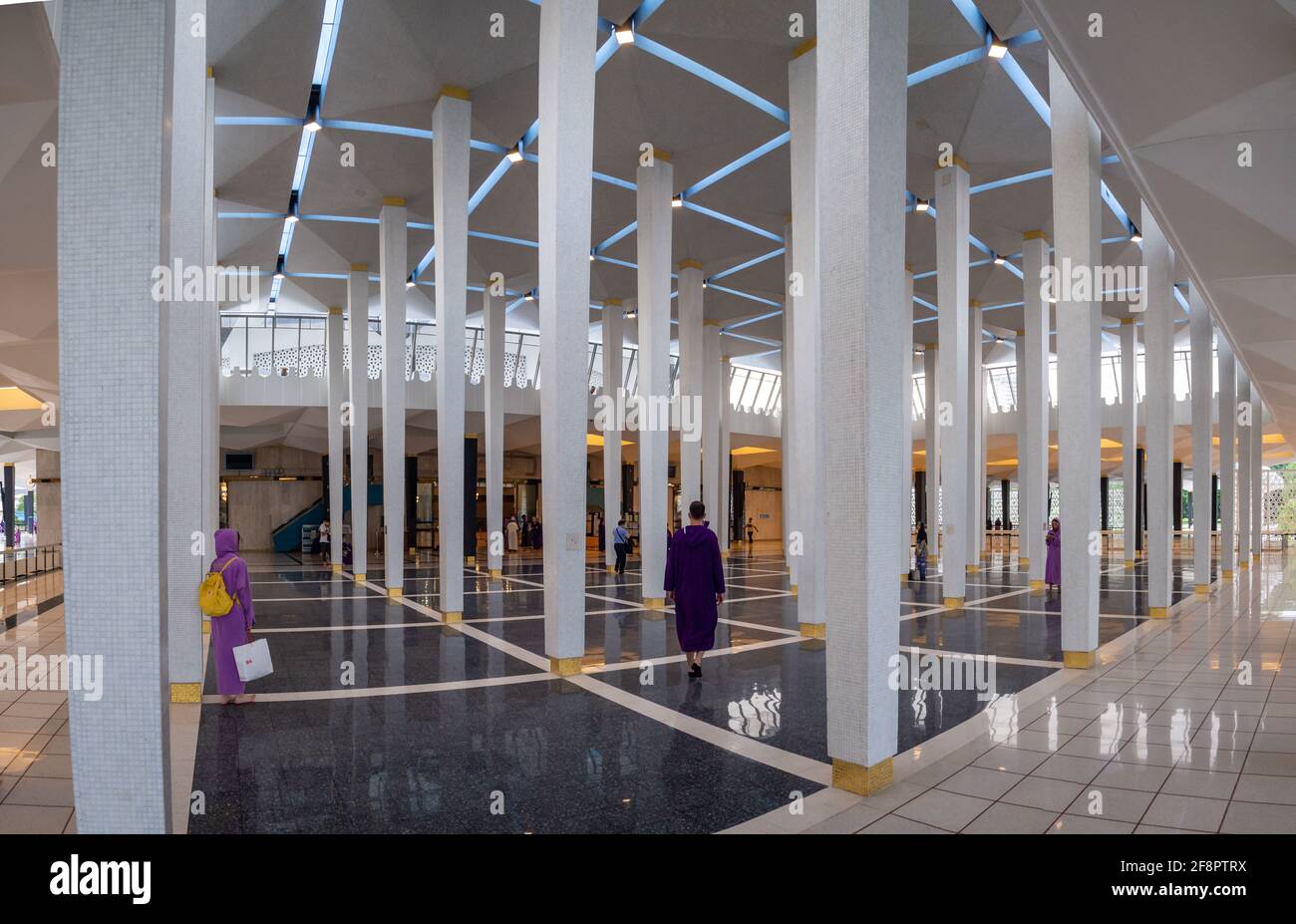 Kuala Lumpur, Mlaysia : National Mosque of Malaysia interior ...