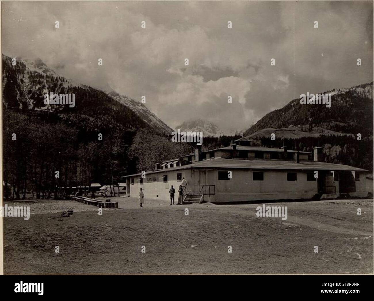 Bad Mauthen, military bath electric illuminated from the electric cable ...