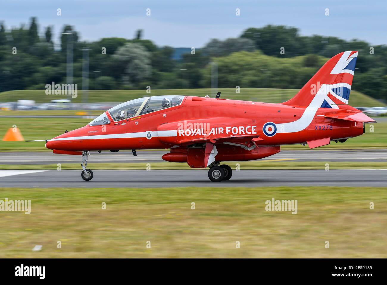 Farnborough air show red devils hi-res stock photography and images - Alamy