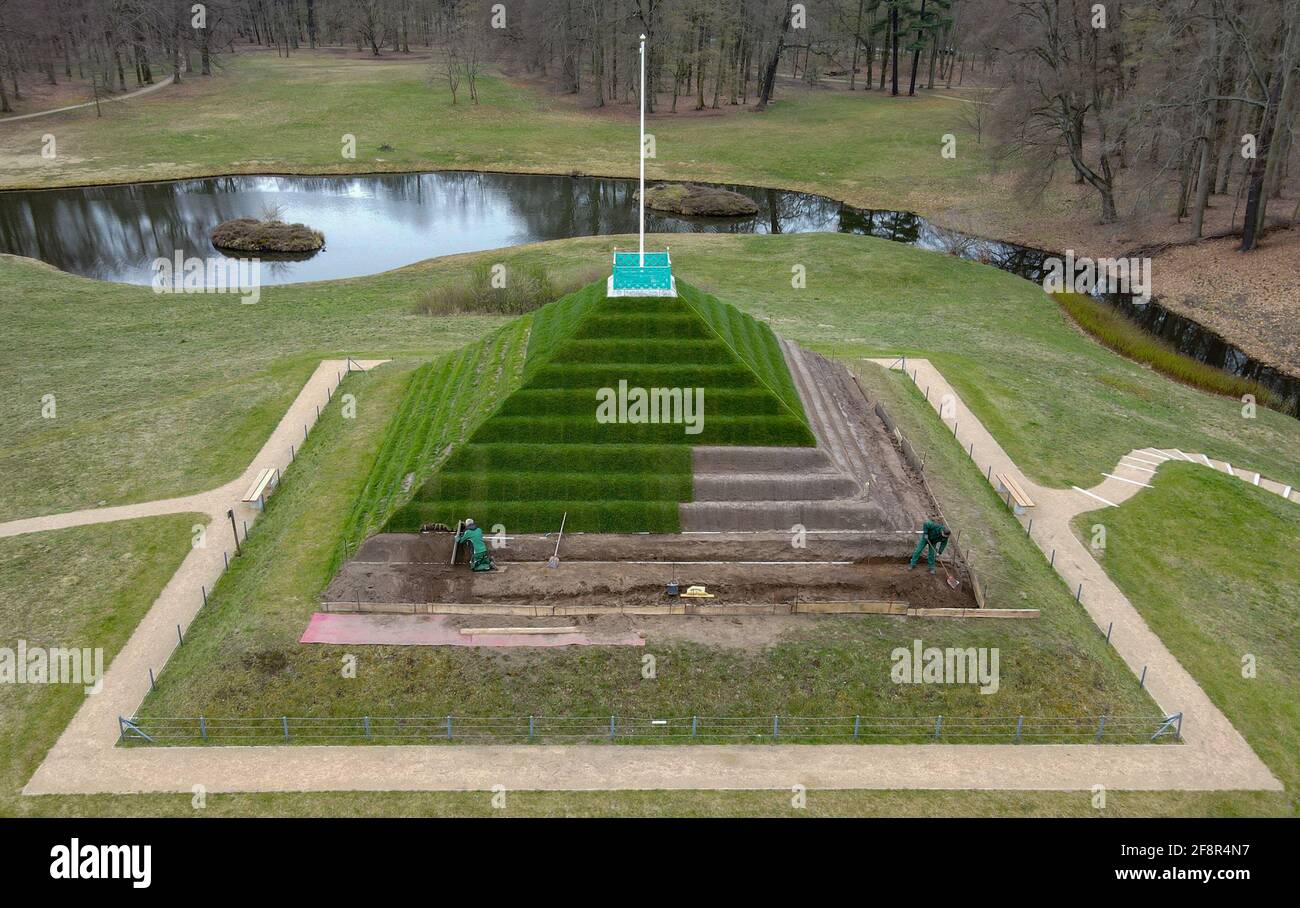 15 April 2021, Brandenburg, Branitz: Employees of the Fürst-Pückler ...
