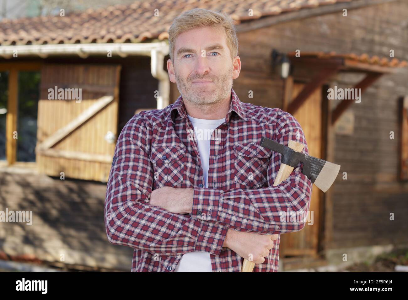 man holding an ax posing Stock Photo - Alamy