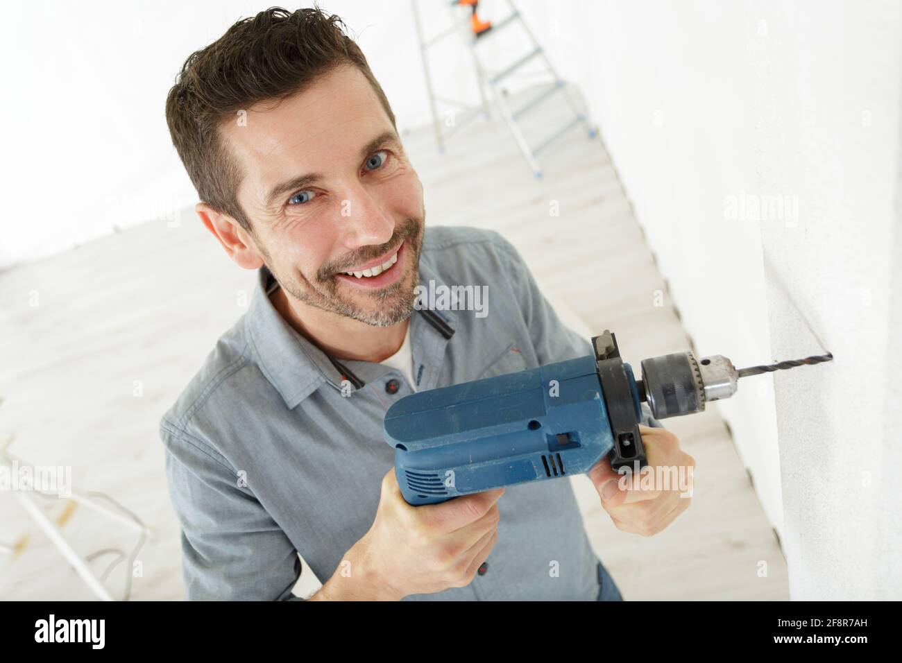 man with hammer drill perforato Stock Photo - Alamy