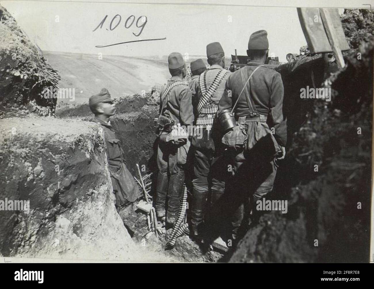 Turkish machine gun in position with team Stock Photo - Alamy