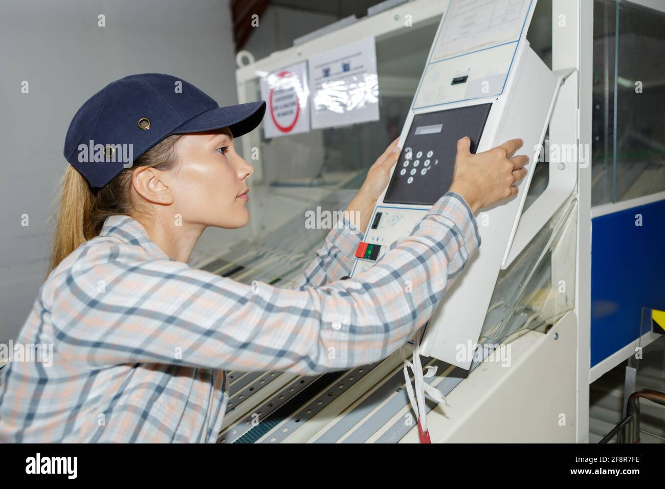 Female machine operator hi-res stock photography and images - Alamy
