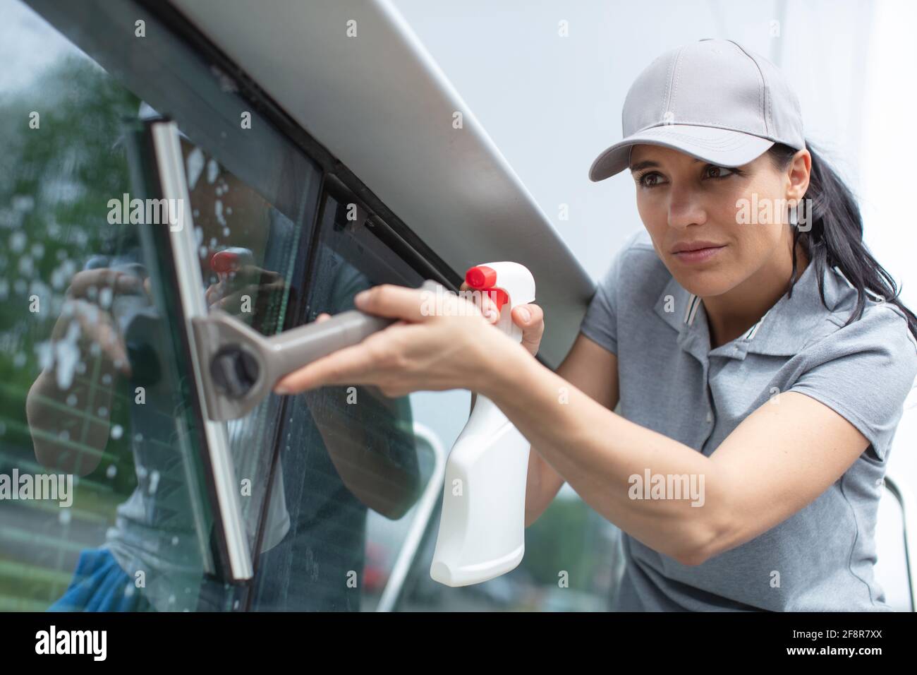 Girl cleaning windows hi-res stock photography and images - Alamy