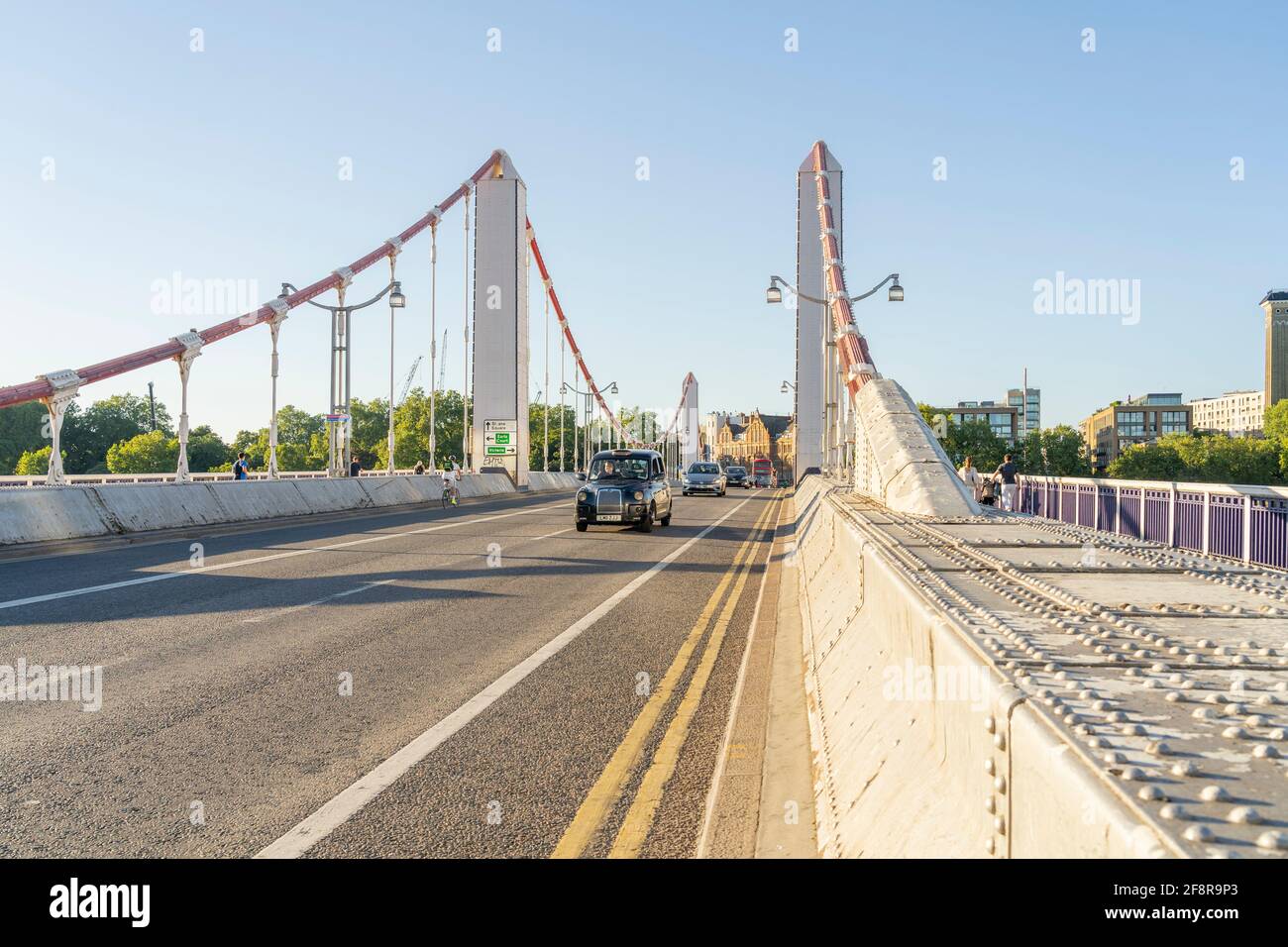 Chelsea bridge london hi-res stock photography and images - Alamy