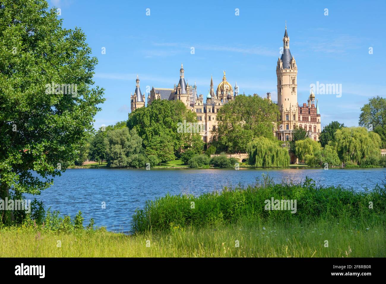 Schloss green hi-res stock photography and images - Alamy