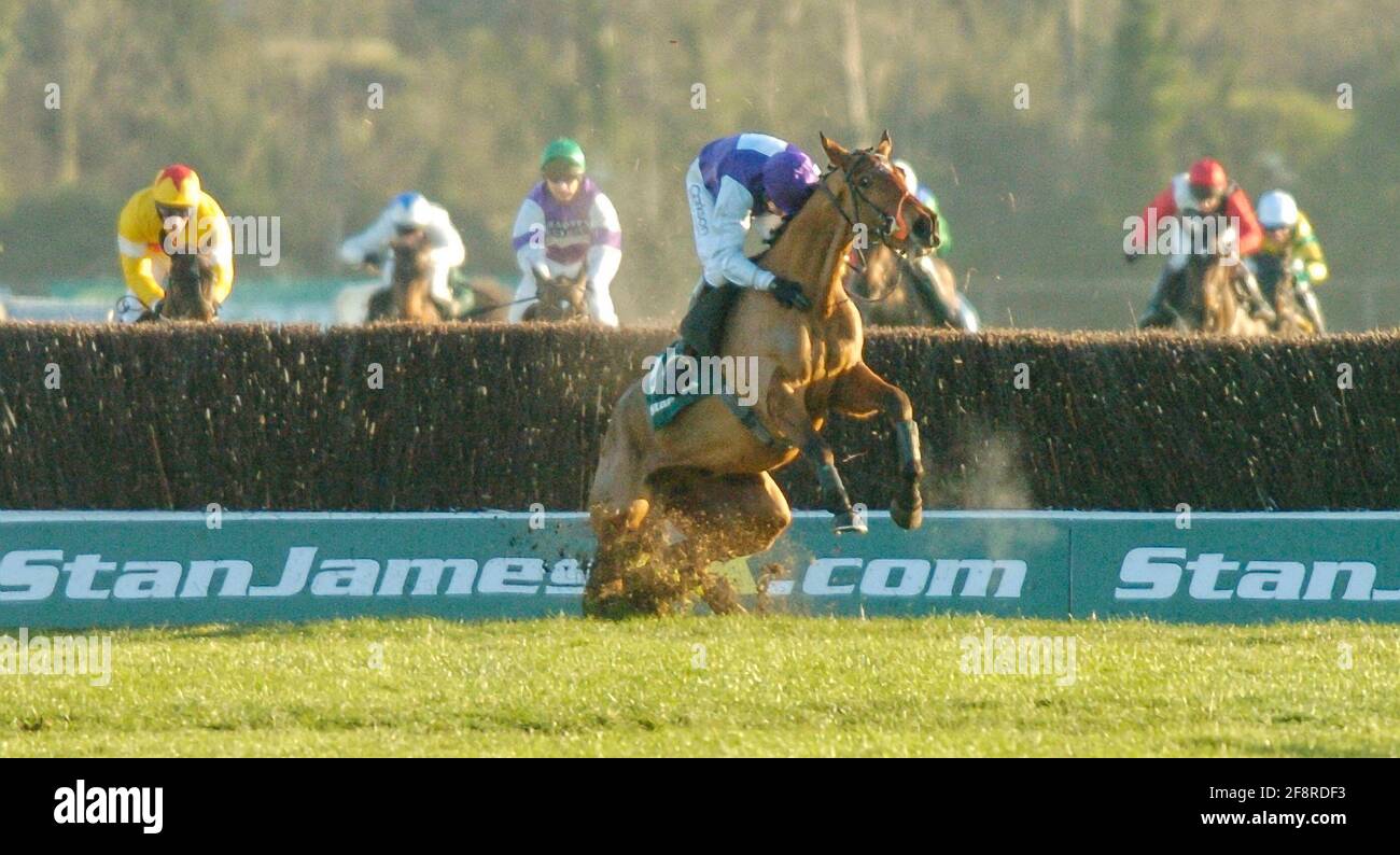 RACING AT KEMPTON PARK 26/12/2004 THE KING GEORGE V1 CHASE THE WINNER ...