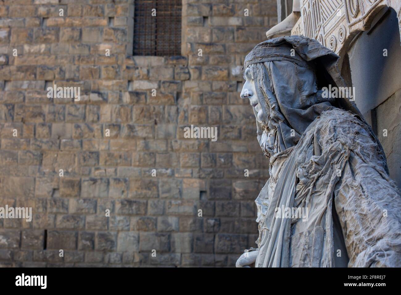 Living statue busker hi-res stock photography and images - Alamy