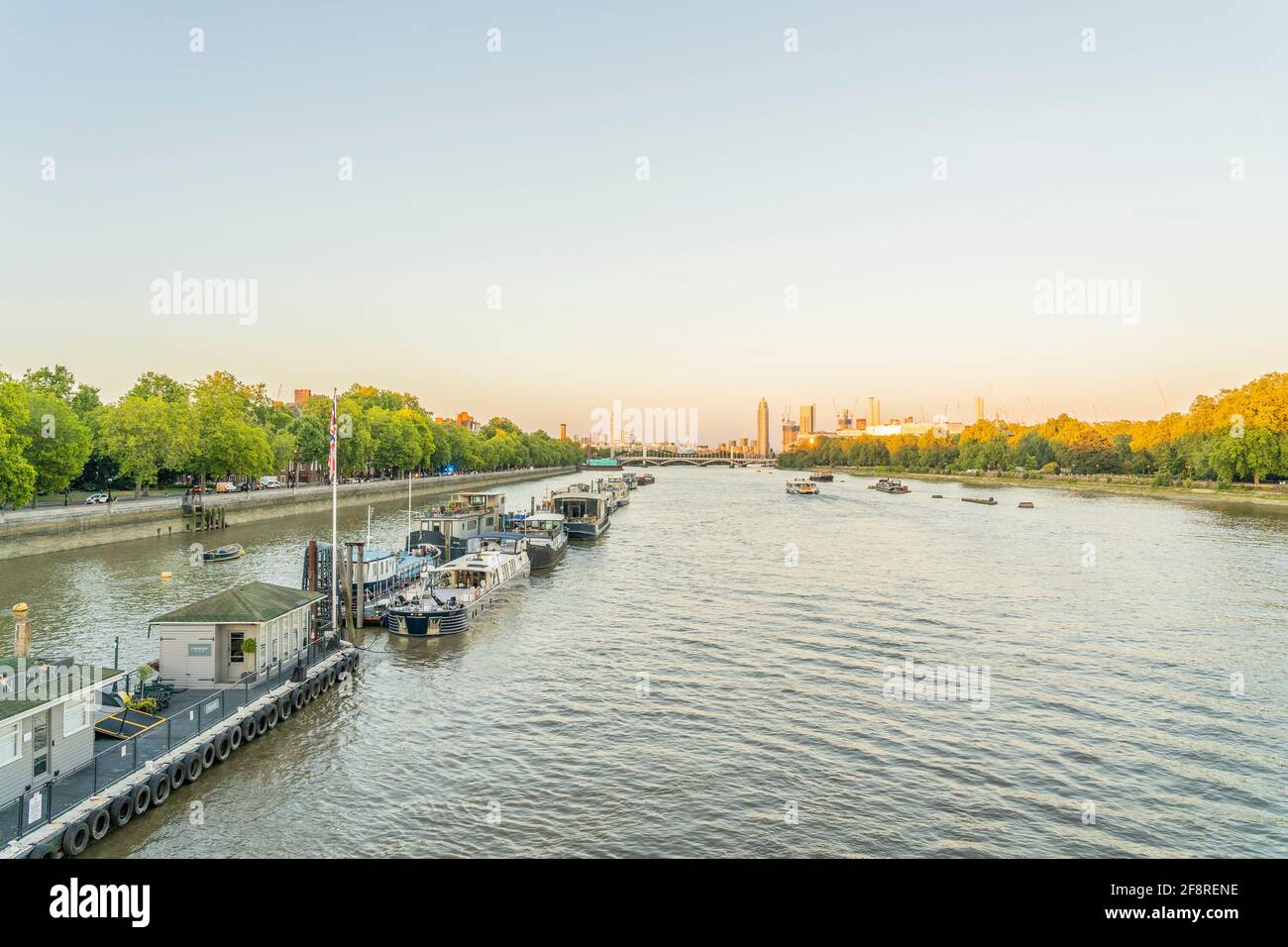 Chelsea bridge london hi-res stock photography and images - Alamy