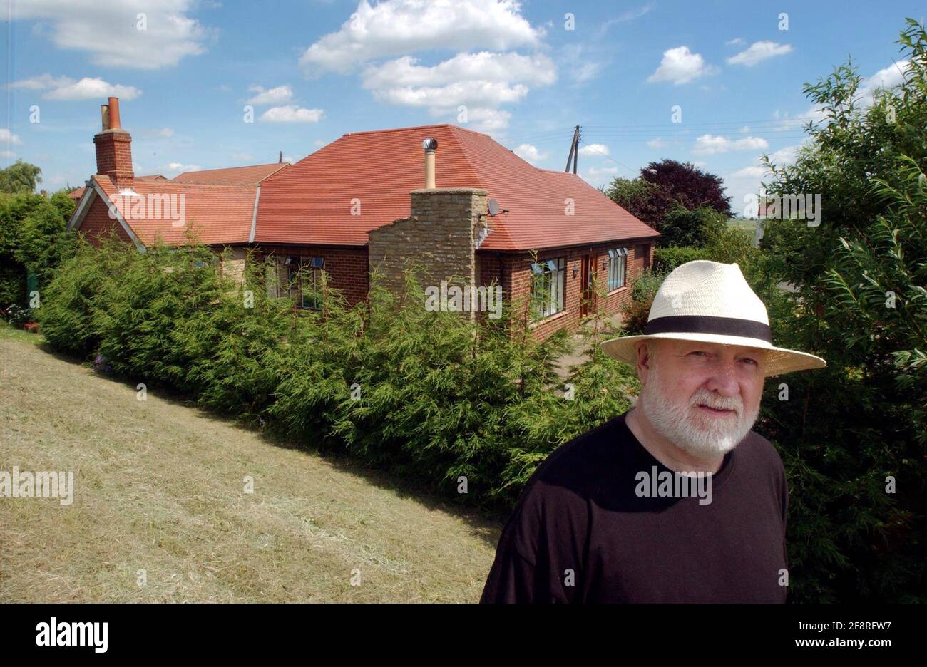 TED NASH OUTSIDE HIS HOUSE,EAST FERRY NR GAINSBOROUGH.23/6/05 TOM ...