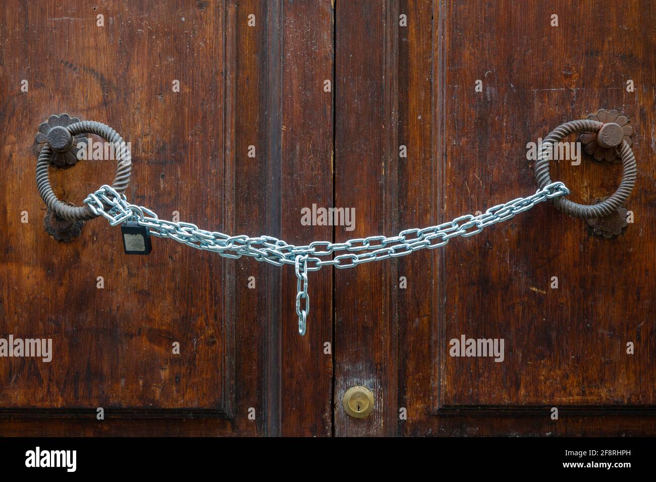 Closed door double doors hi-res stock photography and images - Alamy