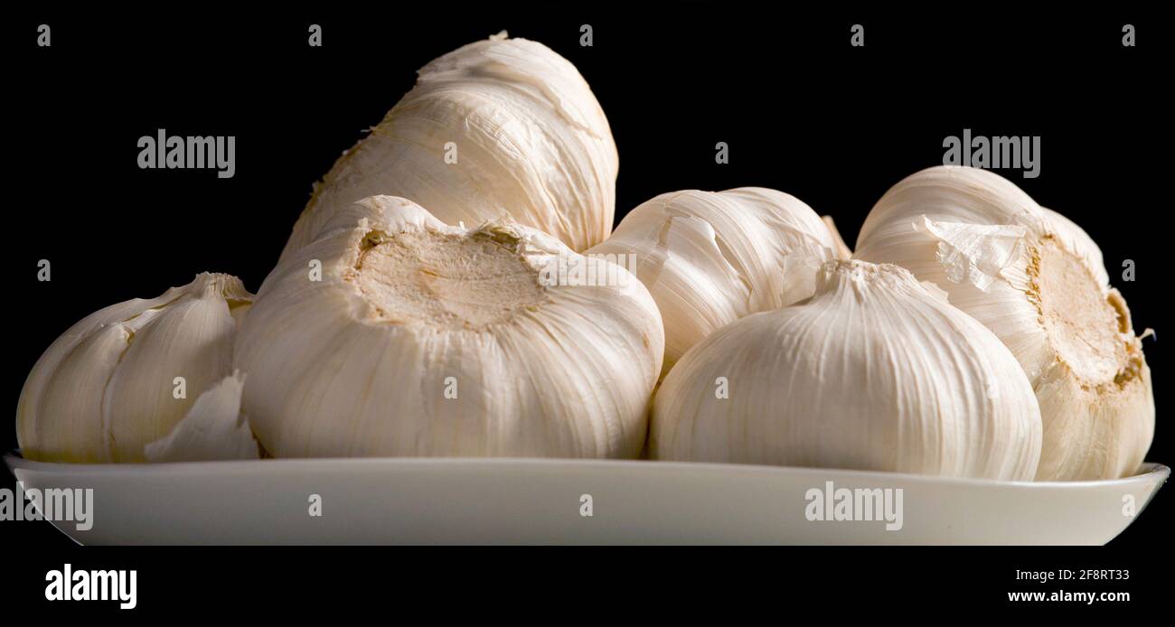 common garlic (Allium sativum), garlic bulbs on a plate Stock Photo - Alamy