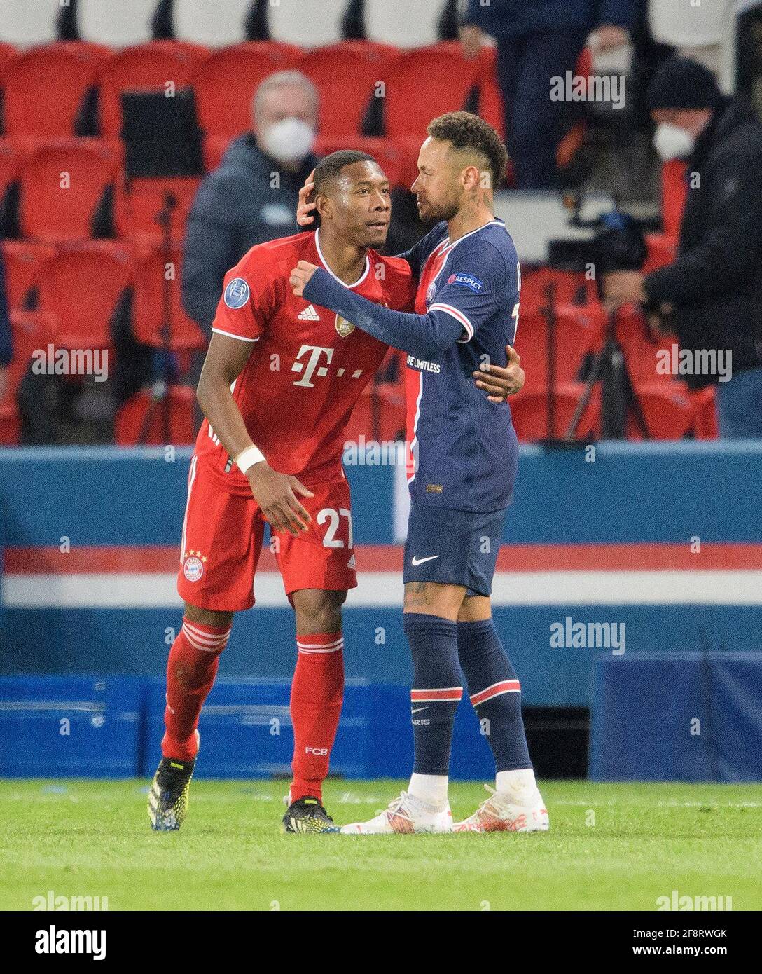 NEYMAR r. (PSG) consoles David ALABA (M) after the game, Football ...