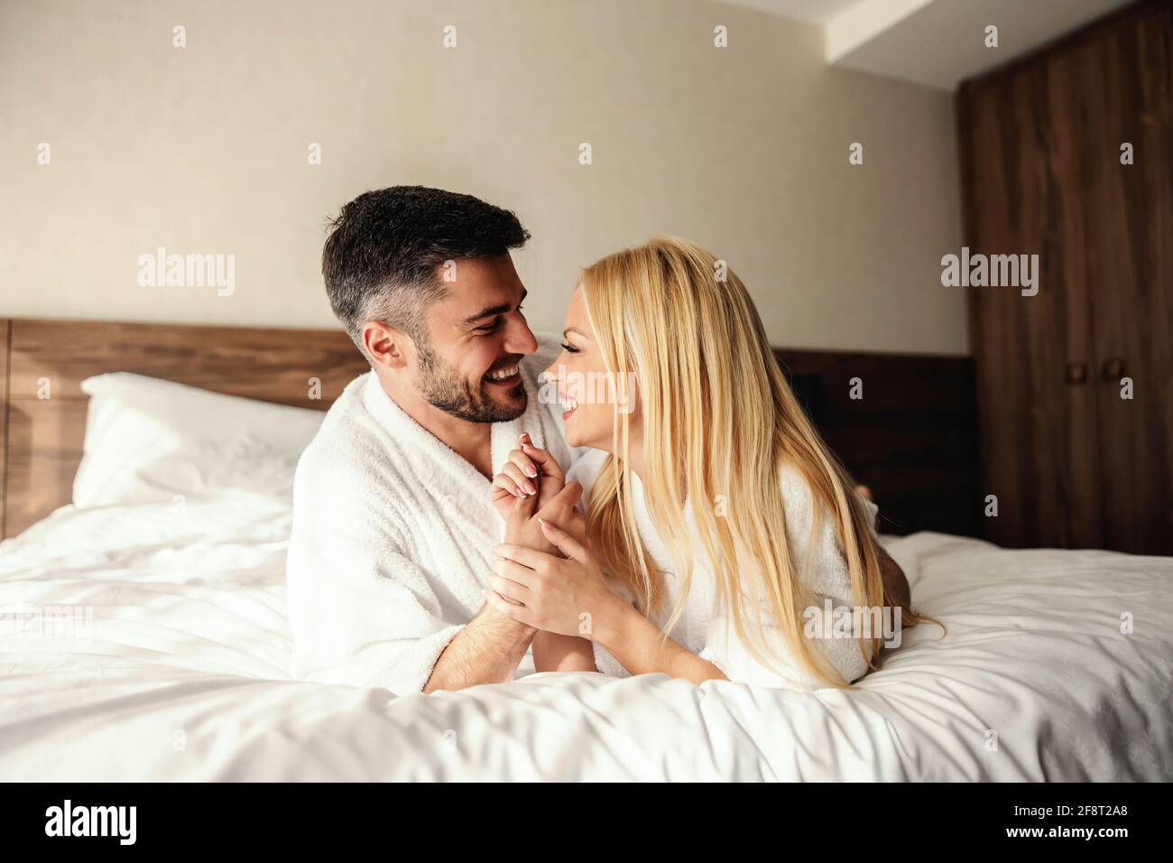 Couple and affair hotel room hi-res stock photography and images - Alamy