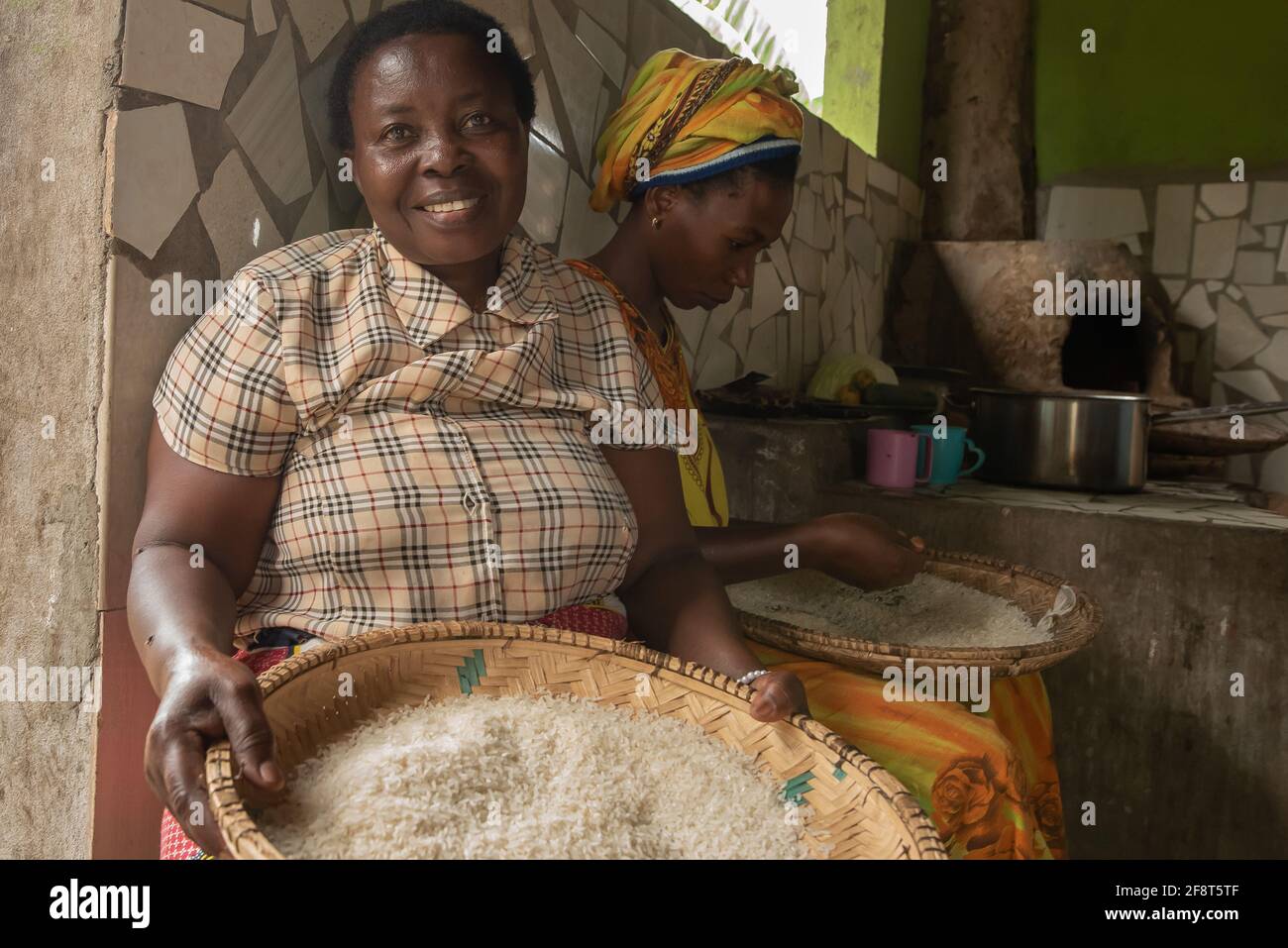 African rice farmers hi-res stock photography and images - Alamy