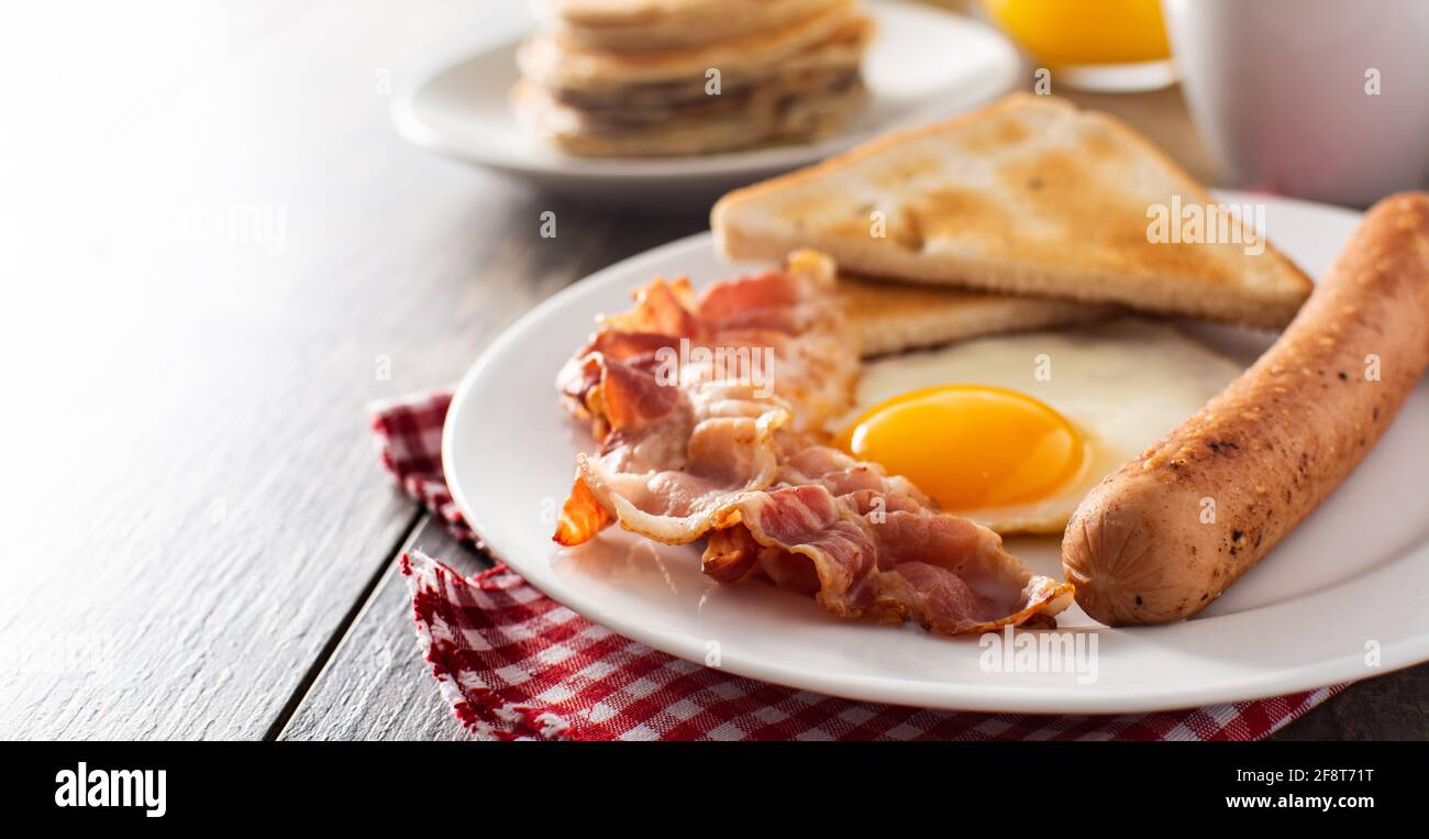 American egg breakfast hi-res stock photography and images - Alamy