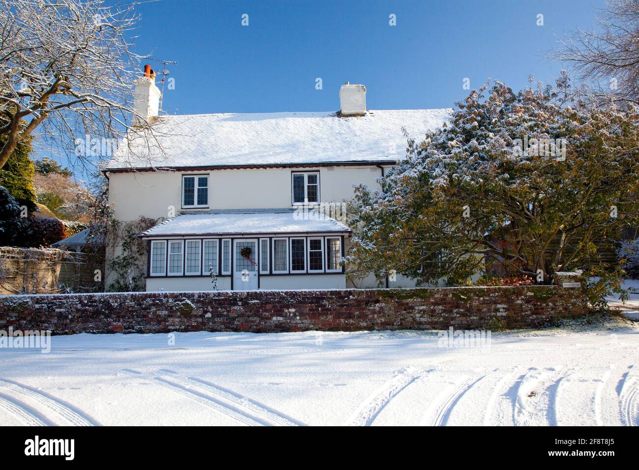 Country cottage in snow hi-res stock photography and images - Alamy