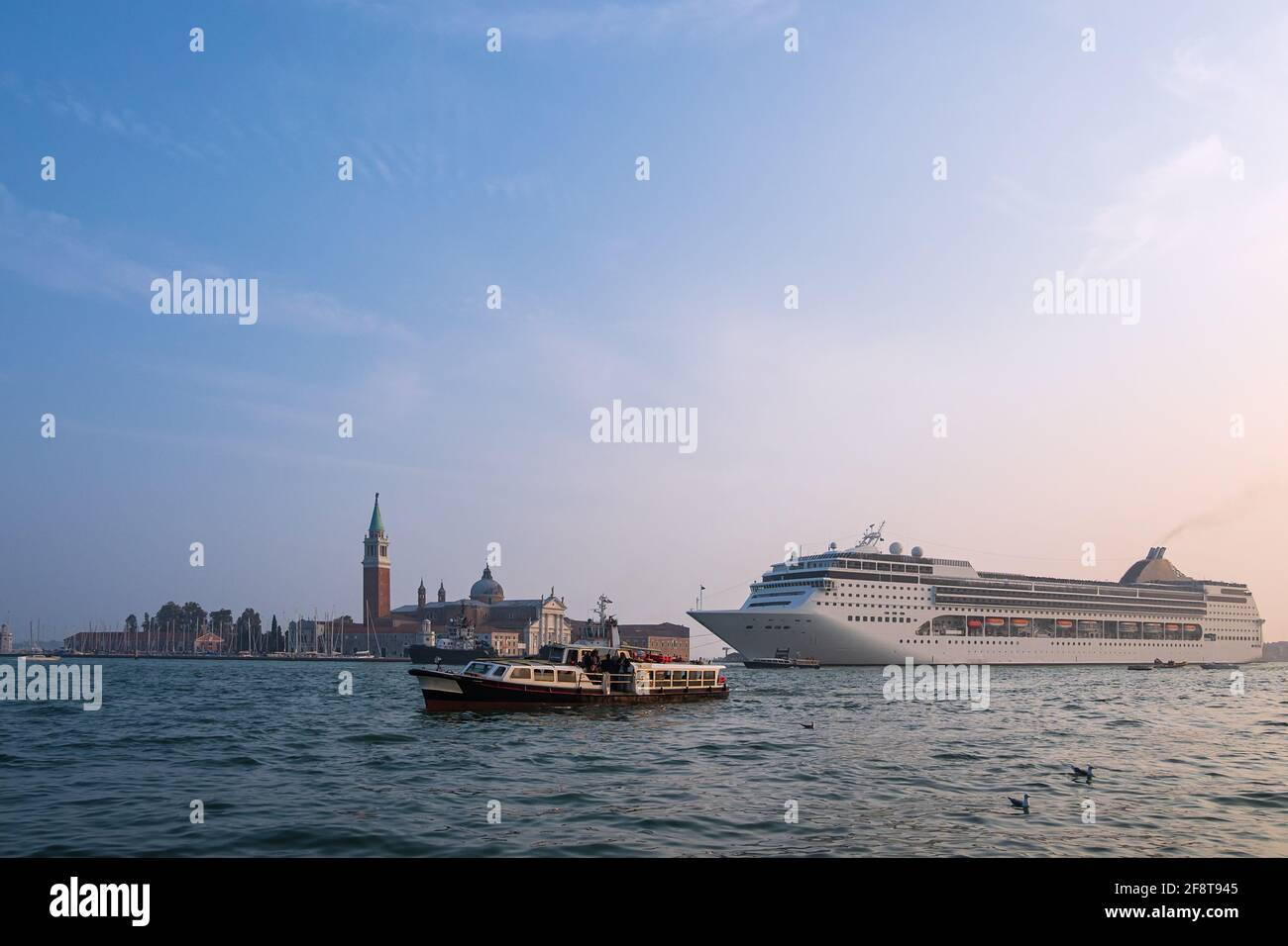 Tourism venice ship cruiser hi-res stock photography and images - Alamy