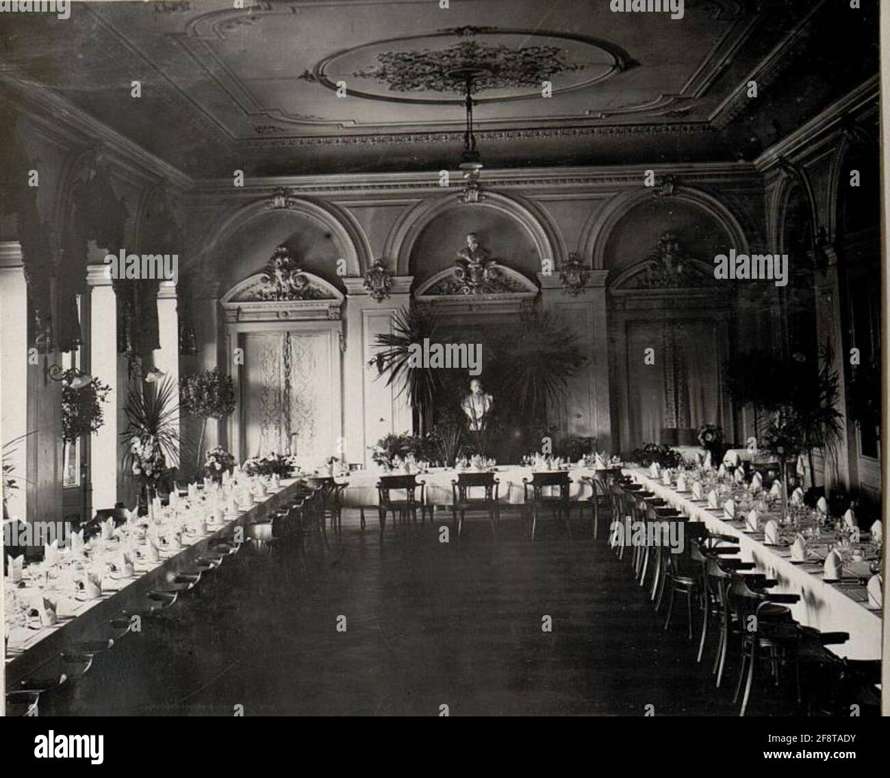 Officers dining hi-res stock photography and images - Alamy