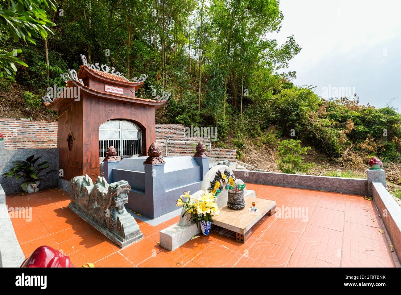 Beautiful landscape of Den Mau - Den Cau Cua Dong pagoda in Quan Lan ...