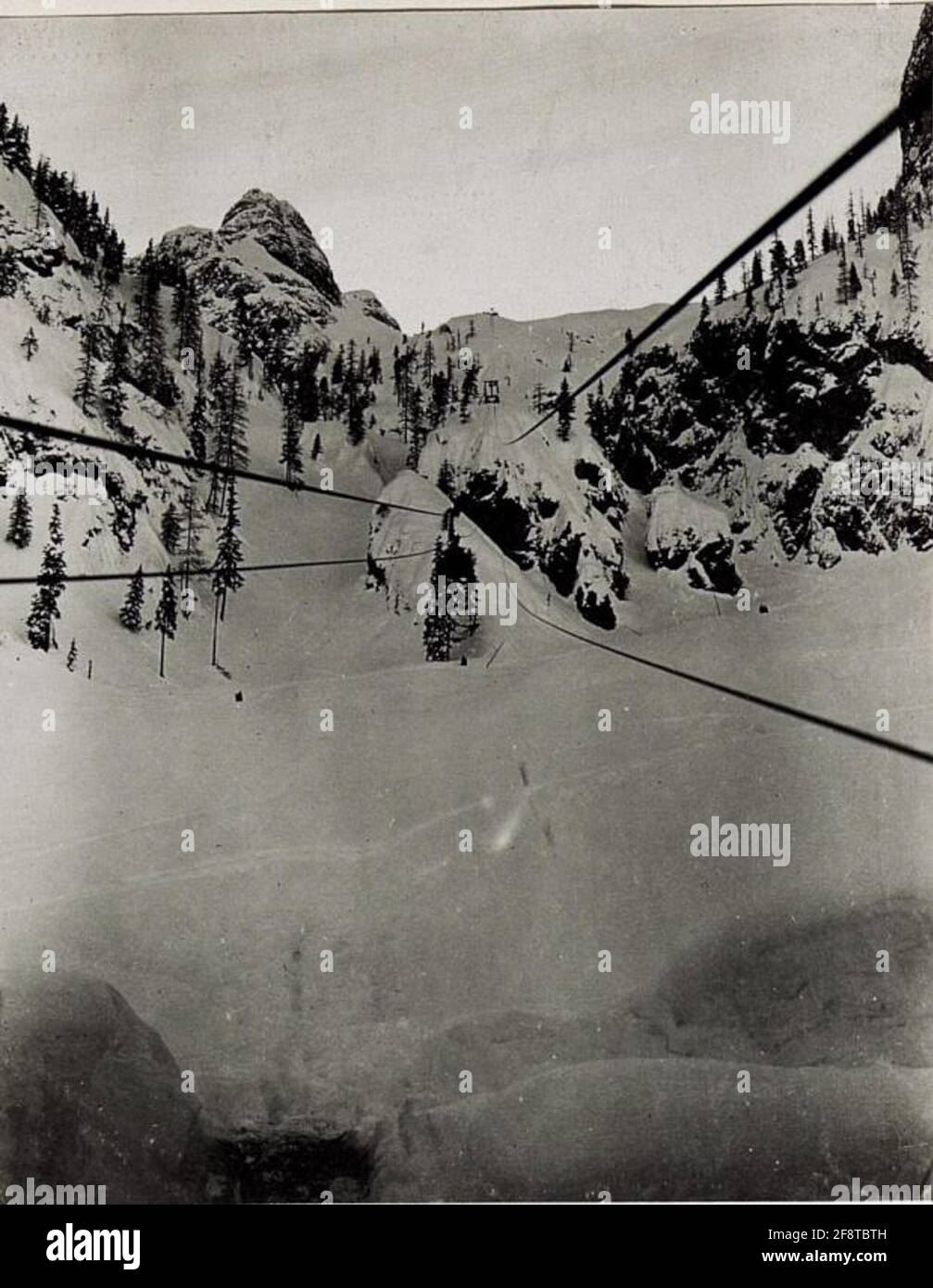 Wire cable car from Innerfeld to Three-Tin Plateau Stock Photo - Alamy