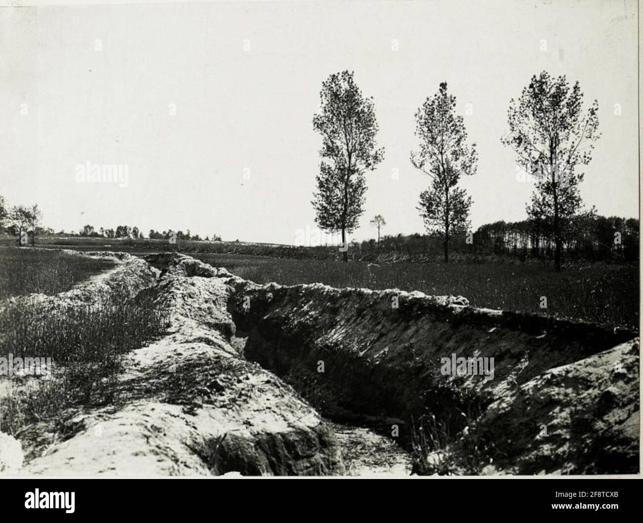 Russian open castle trench. 1 line south of Hieronimòw. Shooting shells ...
