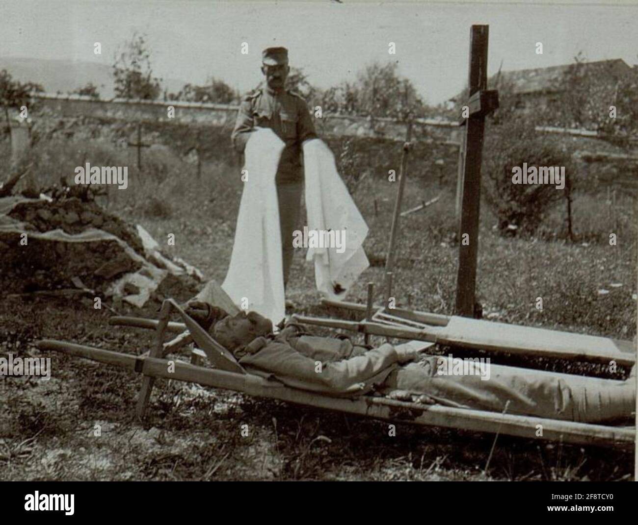 Soldiers falling hi-res stock photography and images - Alamy