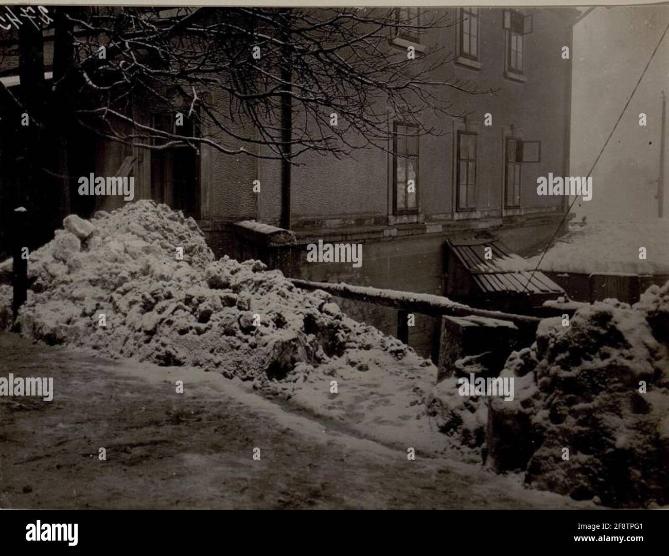 Avalanche in Tarvis. The avalanche joins the station building wall and ...